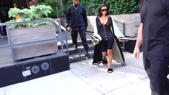 Kim Kardashian w gorsecie i getrach!